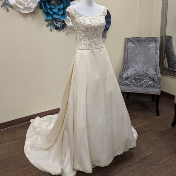 Lazaro | Dresses | Lazaro Wedding Dress Size Nwt Bridal Gown Cream ...